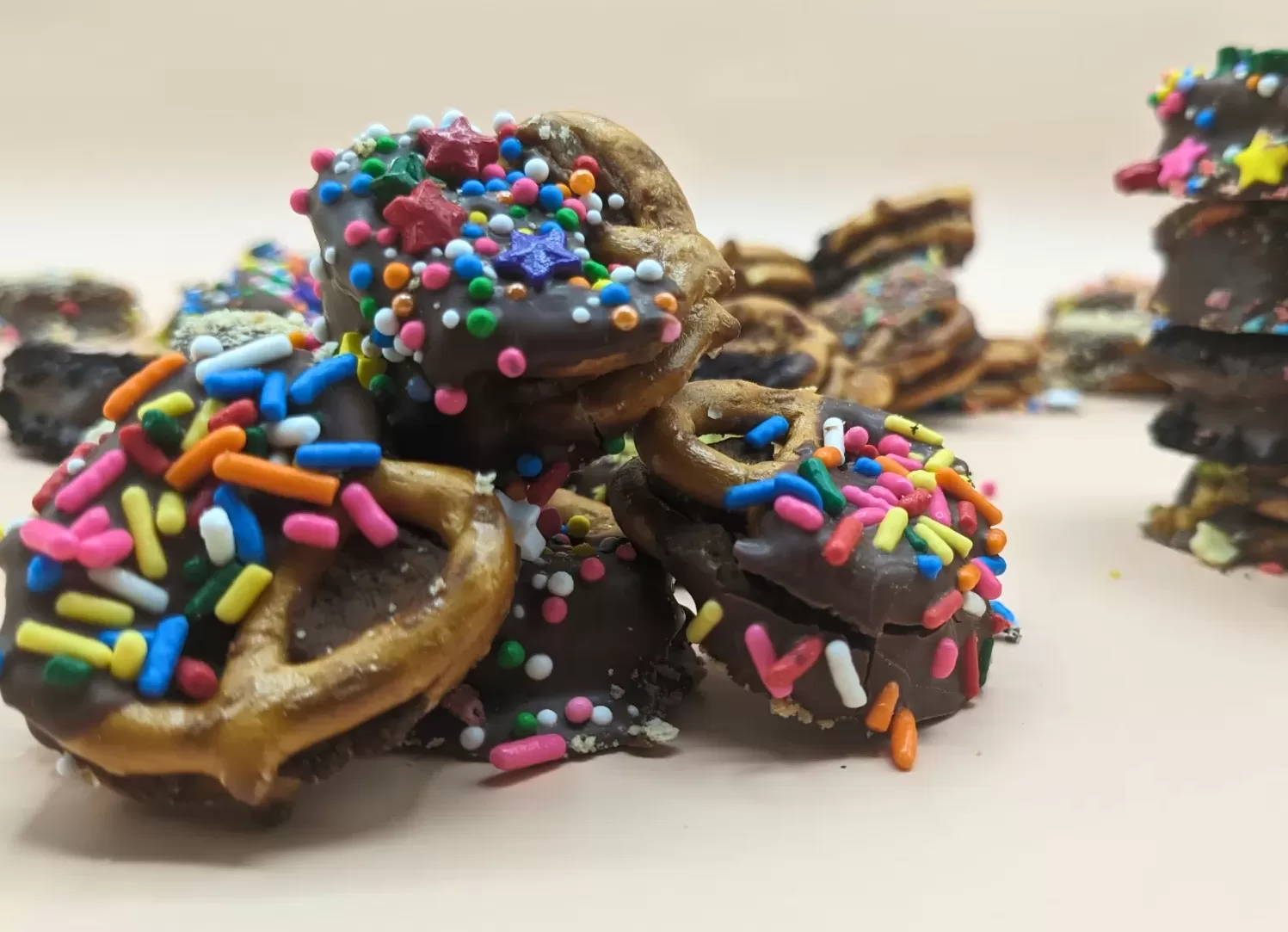 Sweet & Salty Combo: Chocolate-Dipped Pretzels with Peanut Butter ...